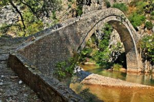 Για πεζοπορία στο πέτρινο Γεφύρι Αρτοτίβας!
