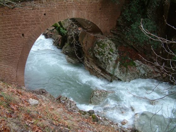 Το πέτρινο γεφύρι στη Διποταμιά Γιδομανδρίτη στο ορεινό Θέρμο