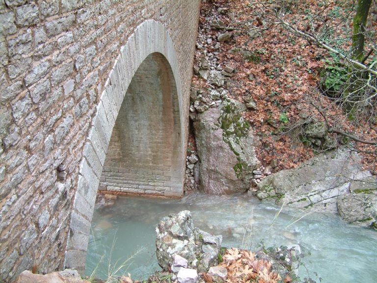 Το πέτρινο γεφύρι στη Διποταμιά Γιδομανδρίτη στο ορεινό Θέρμο