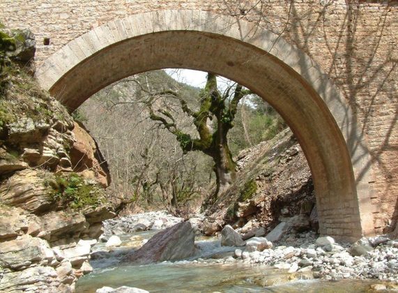 Το πέτρινο γεφύρι στη Διποταμιά Γιδομανδρίτη στο ορεινό Θέρμο