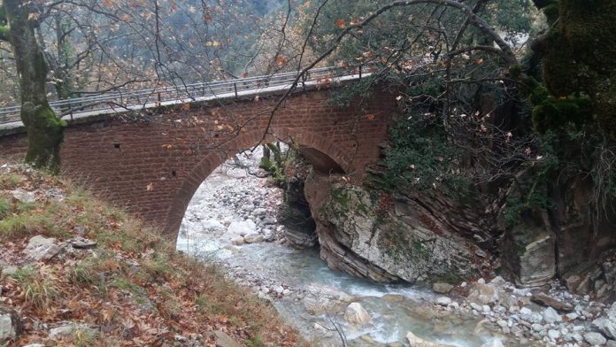 Το πέτρινο γεφύρι στη Διποταμιά Γιδομανδρίτη στο ορεινό Θέρμο