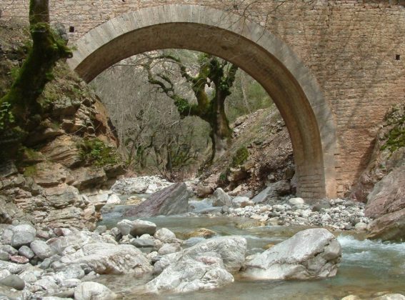 Το πέτρινο γεφύρι στη Διποταμιά Γιδομανδρίτη στο ορεινό Θέρμο