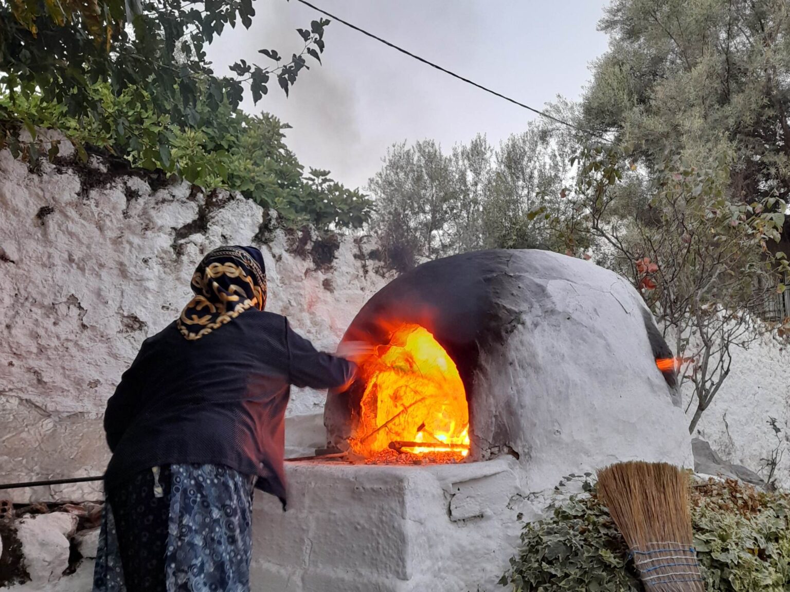 Ζυμωτό ψωμί στο ξυλόφουρνο της γιαγιάς Ζωής από το Στενό Αιτωλοακαρνανίας