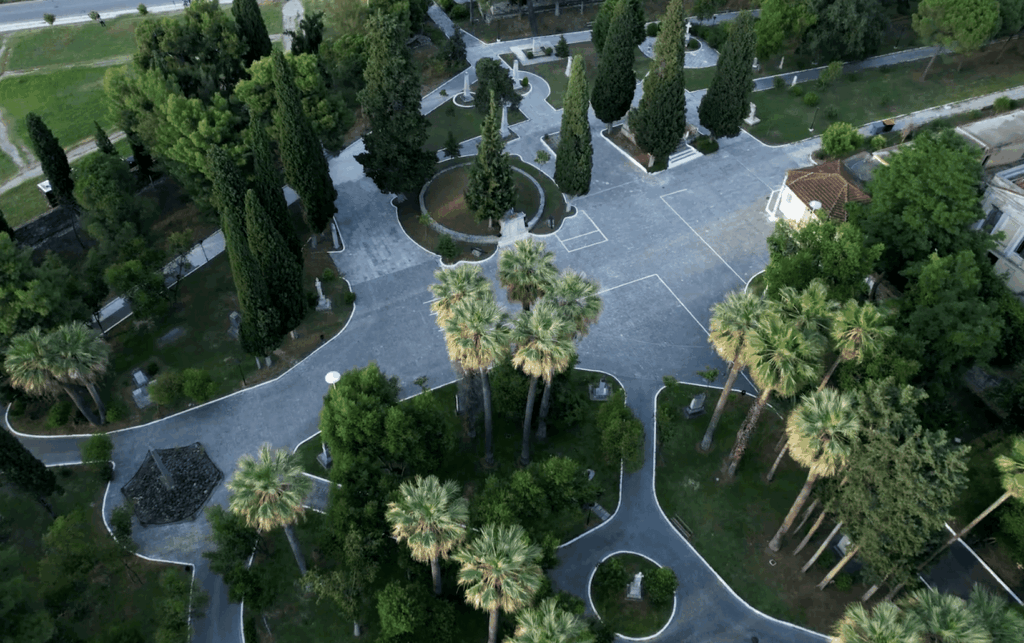 Μνημείο στους πεσόντες Αμπλιανίτες της Εξόδου στον Κήπο των Ηρώων Ιερής ...